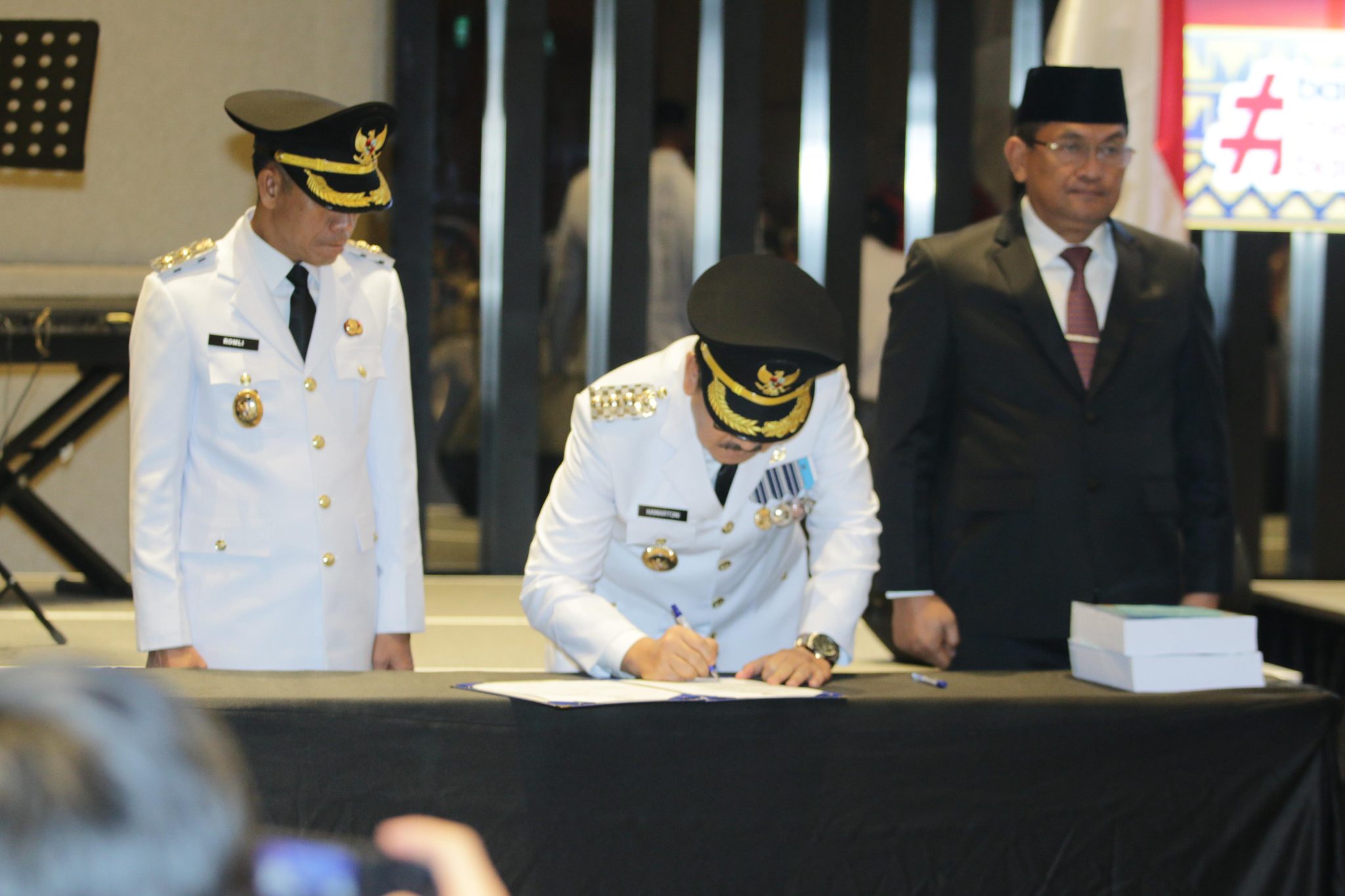 GUBERNUR LAMPUNG PIMPIN SERTIJAB PJ BUPATI LAMPUNG UTARA DENGAN BUPATI ...